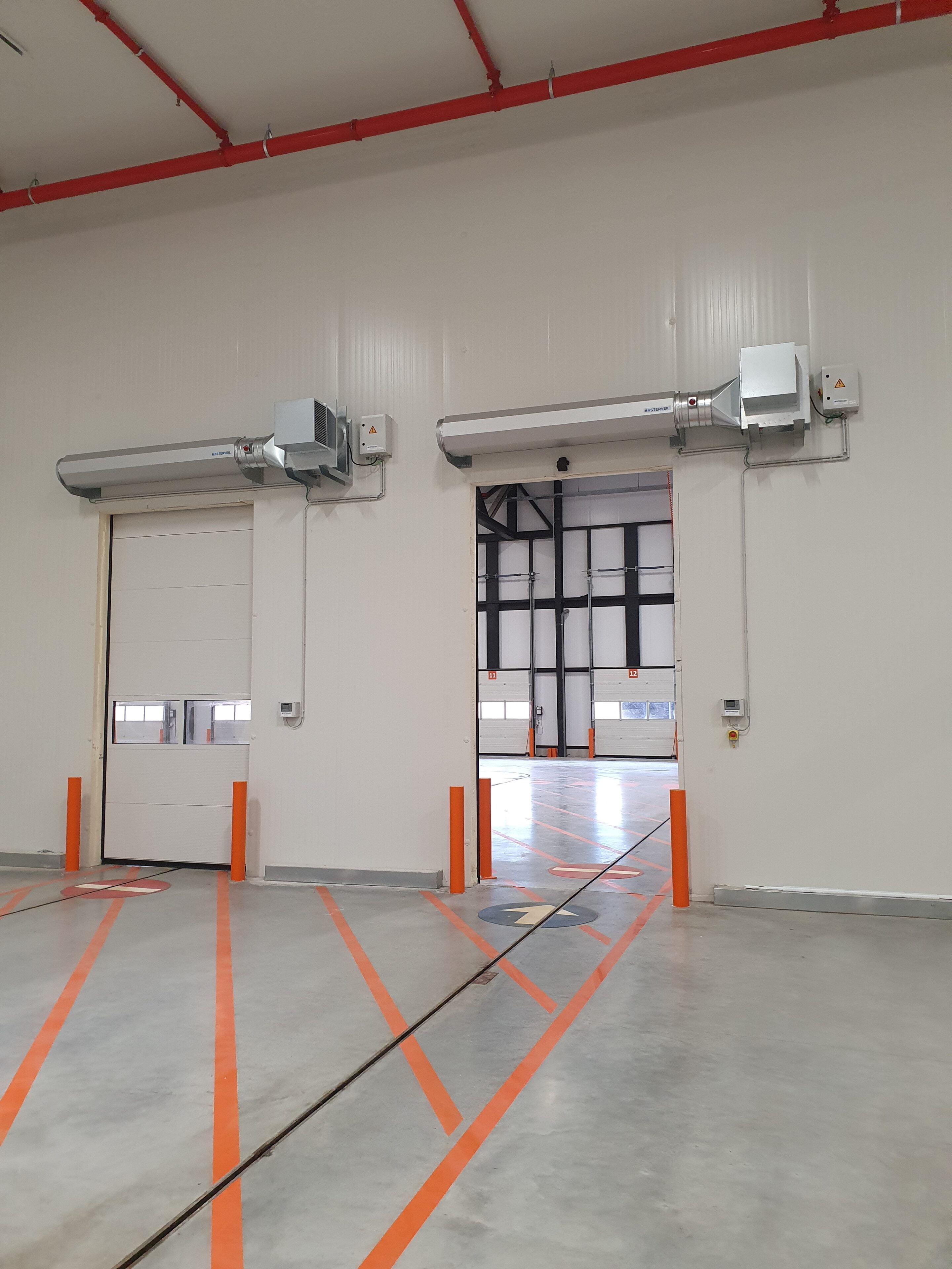Air curtains: high pressure vs. low pressure